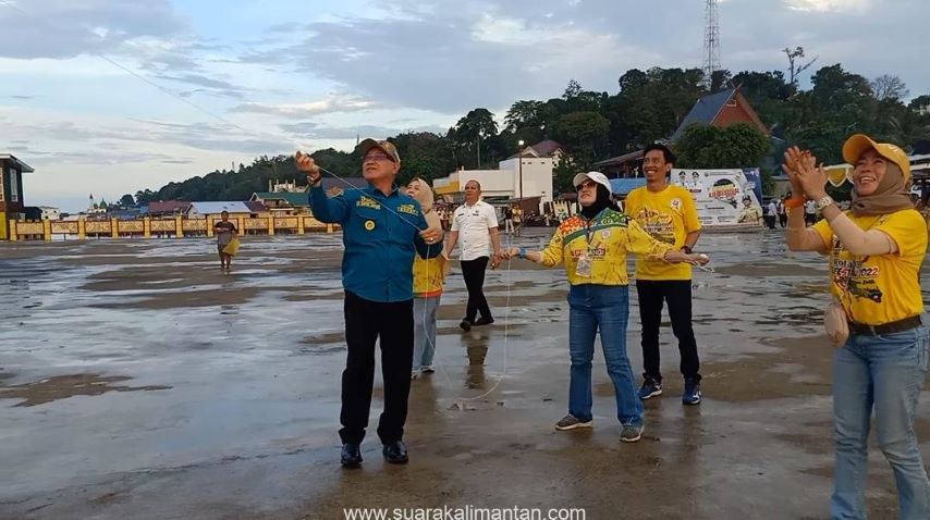 Bupati Kotabaru Secara Resmi Membuka Kotabaru Kite Festival (Pelangi ... Bupati Kotabaru Secara Resmi Membuka Kotabaru Kite Festival (Pelangi ...
